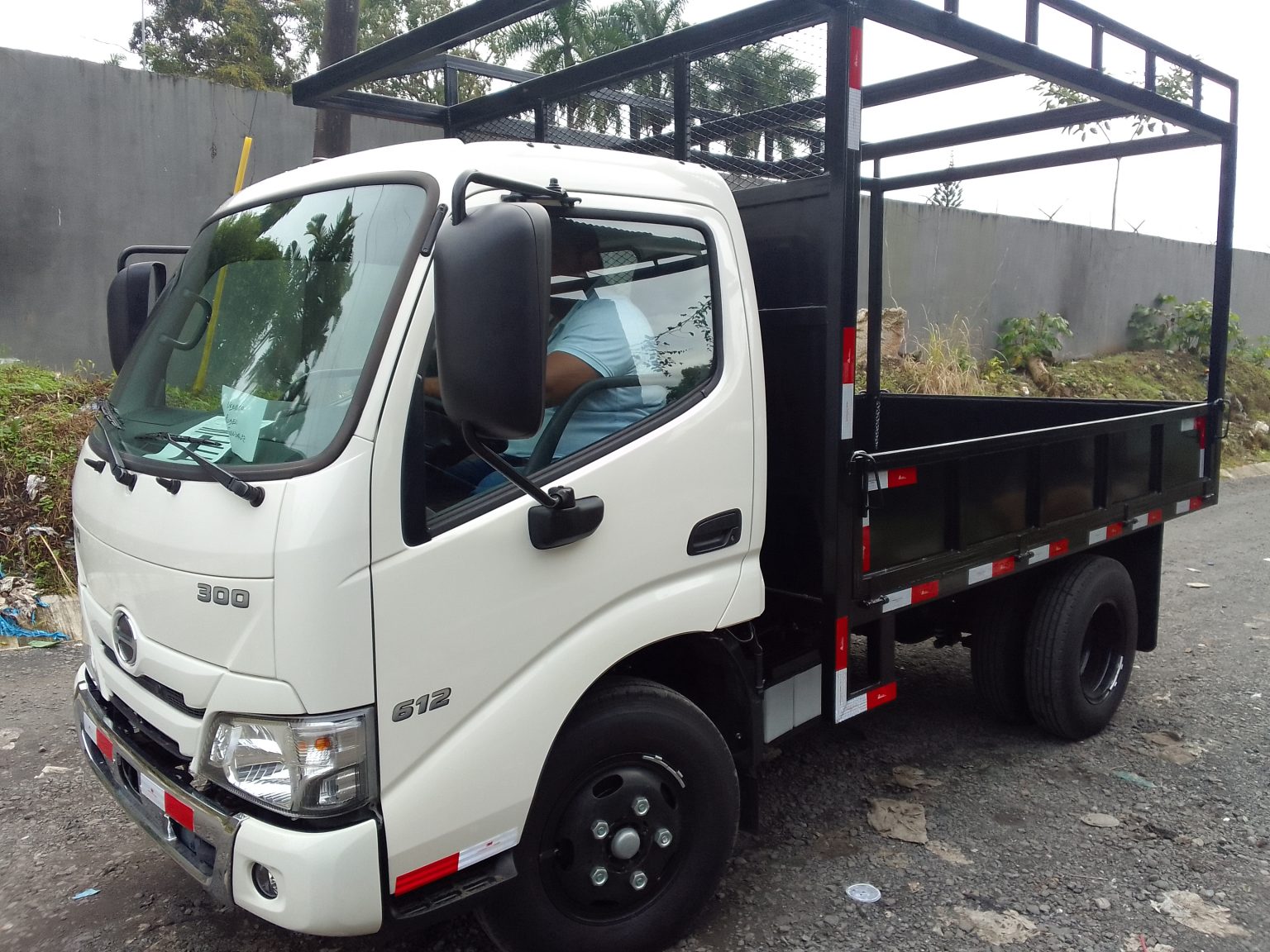 Plataforma Hino 300 - Carrocerías Panamá S.A.